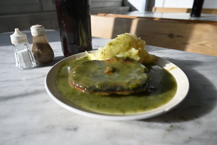 Pie mash and liquor from F Cooke: traditional London food - Halal Xplorer